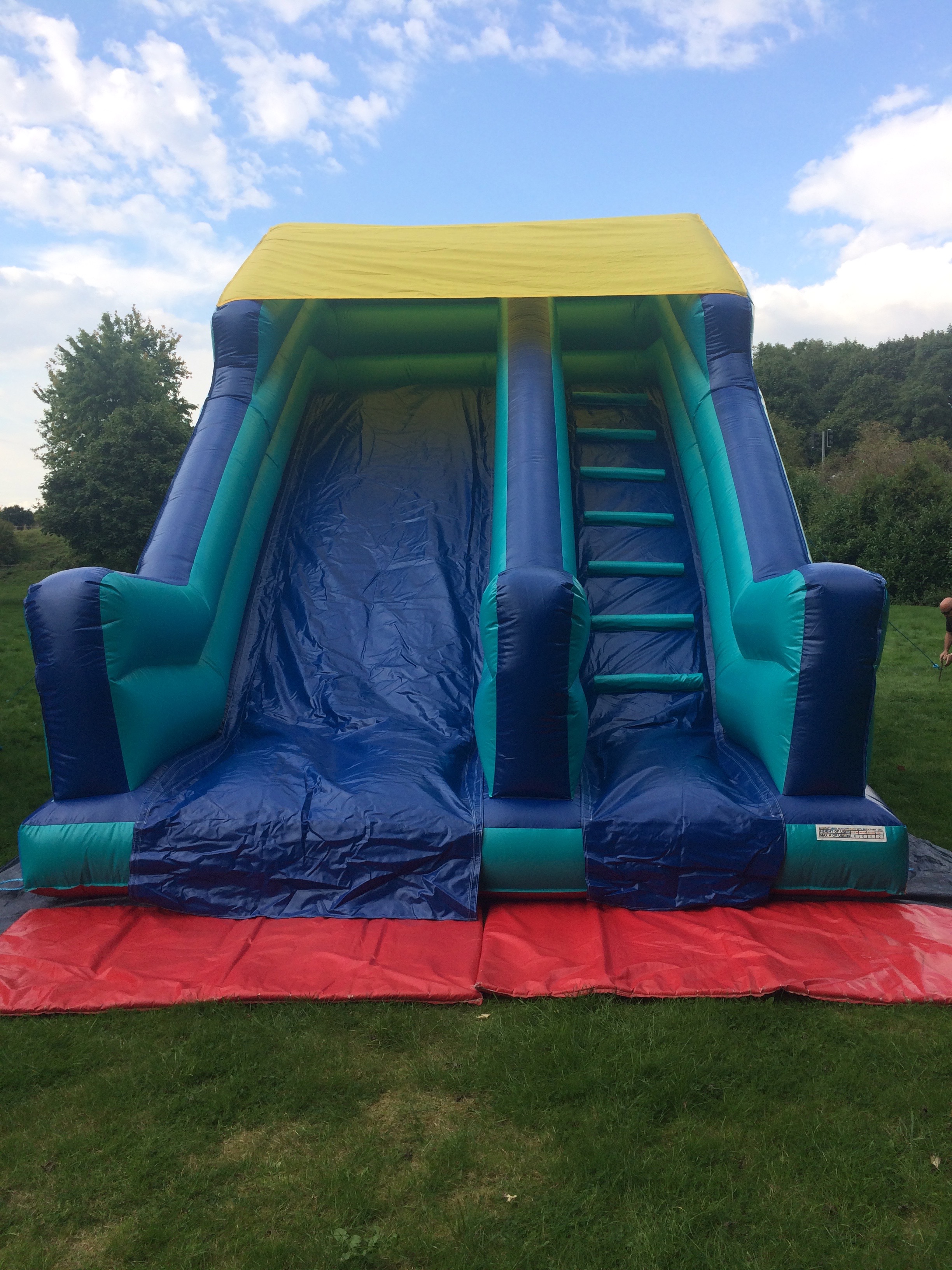 For this inflatable slide you will need a clear space of 30'x 30' (10m ...